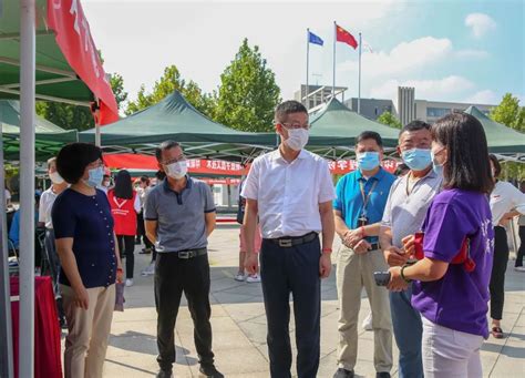 遇见天职 一见倾 新”——校领导看望新生并慰问迎新工作人员 天津职业大学学生工作部处