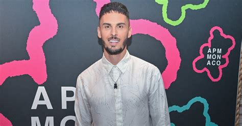 Baptiste Giabiconi Papa Il Prend La Pose Avec Son Bébé Un Cliché Craquant