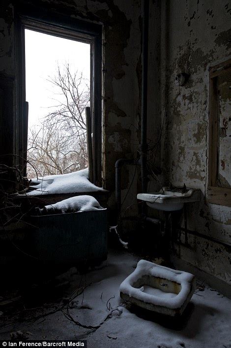 Eerie Pictures Of The Abandoned Leper Colony Just 350 Yards From The Bronx Freeones Forum