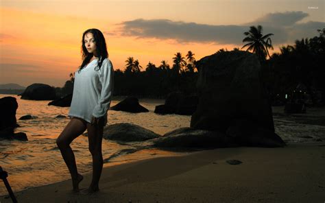 Girl On The Beach Wallpaper Girl Wallpapers 16972
