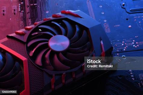 컴퓨터 게임 그래픽 카드 회로 기판에 두 개의 쿨러와 비디오 카드 마더 보드 배경 클로즈업 빨간색파란색 조명 0명에 대한 스톡 사진 및 기타 이미지 Istock