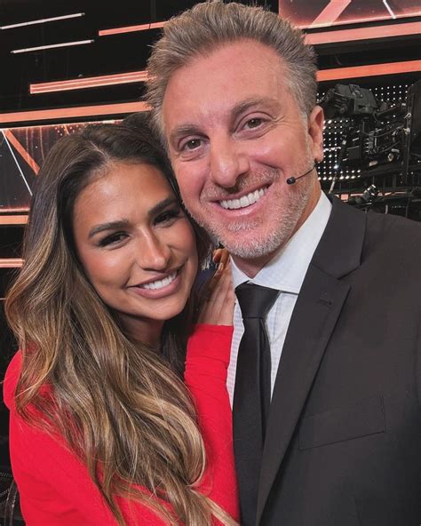 Luciano Huck Posa Com Os Filhos Nos Bastidores Do Melhores Do Ano