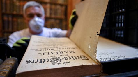 უნგრეთის უძველეს ბიბლიოთეკაში ხოჭოების შემოსევისგან 100 000 წიგნის გადარჩენას ცდილობენ