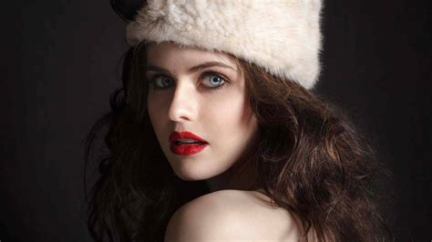 Download Actress Alexandra Daddario Looks Stunning In Her 4k Portrait
