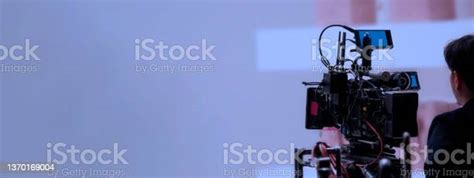 스튜디오에서 비디오 녹화 전문 블로거를위한 카메라 기록 또는 촬영 텔레비전 산업에 대한 스톡 사진 및 기타 이미지 텔레비전 산업 텔레비전 영상 제작 Istock