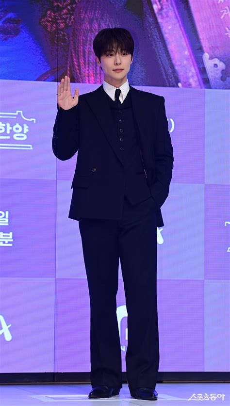 배인혁 모델 같은 손인사｜스포츠동아