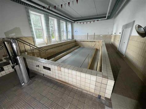 Forladt hospital som blandt andet er kendt for denne røde telefonboks fyldt med sex legetøj og