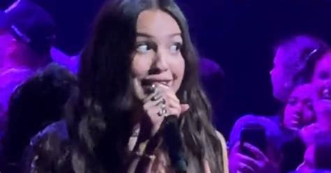 Topje van Olivia Rodrigo komt los tijdens optreden Behoorlijk gênant