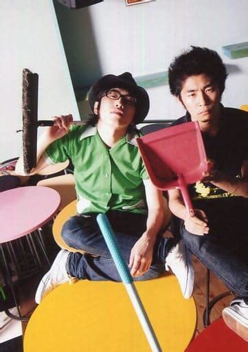 駿河屋 しずる池田一真・村上純全身・座り・衣装緑黒・左手ちりとり・帽子・眼鏡ナマーシャ（男性生写真）