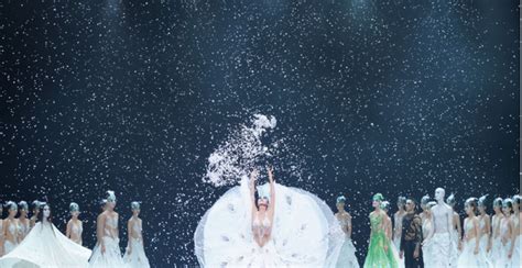 63岁杨丽萍穿紧身衣跳舞！腰围纤细身材骨感，搂男舞伴长指甲抢镜腾讯新闻