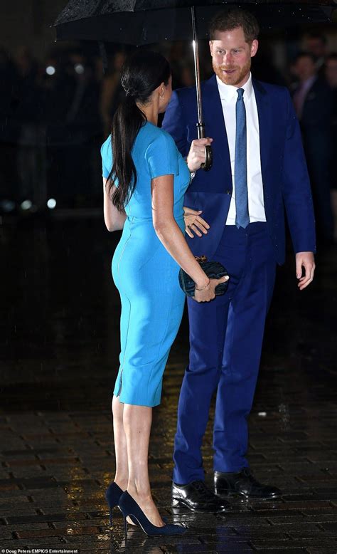 Uhhh Is Prince Harry Patting Meghan Markle S Butt In This Picture Artofit