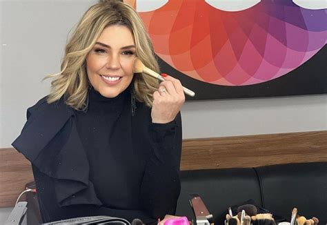 Simony Volta A Tratar Câncer No Intestino