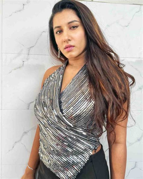 Anchor Vishnu Priya రోజురోజుకూ గ్లామర్ షో పెంచేస్తున్న హాట్ యాంకర్ పొట్టి డ్రెస్‌తో