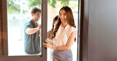 People Who Smile At Strangers Often Share These 7 Unique Personality