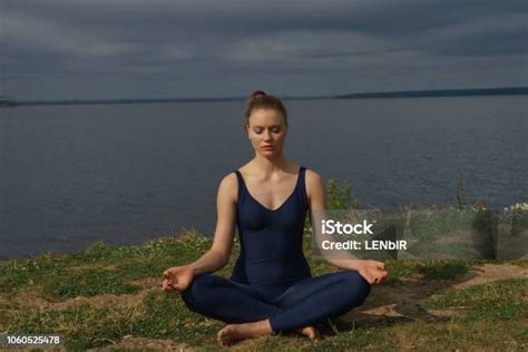매력적인 절반 로터스 운동에 앉아 요가 연습 하는 여자를 웃 고 영 Ardha Padmasana 포즈 가냘픈에 대한 스톡 사진