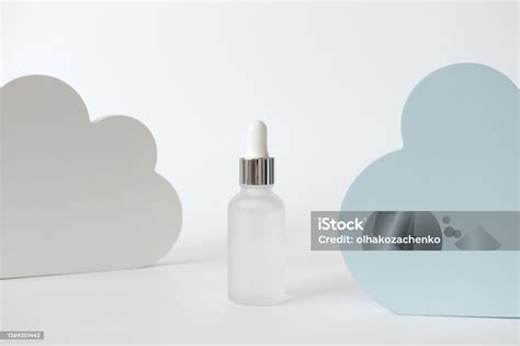 수분 미스트 유리 병에 드롭퍼 흰색 배경에 구름 모양 장식 미니멀 한 구성 뷰티 제품 프리젠 테이션 컨셉 섬세한 스킨 케어 0명에 대한 스톡 사진 및 기타 이미지 Istock