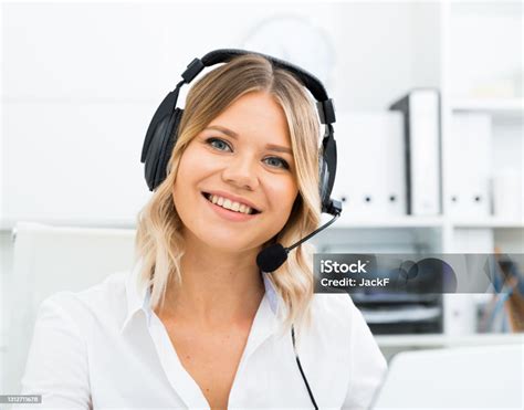 헤드폰을 착용하고 있는 젊은 콜센터 직원이 사무실의 노트북 근처에 앉아 있습니다 20 24세에 대한 스톡 사진 및 기타 이미지 20 24세 고객 기업 비즈니스