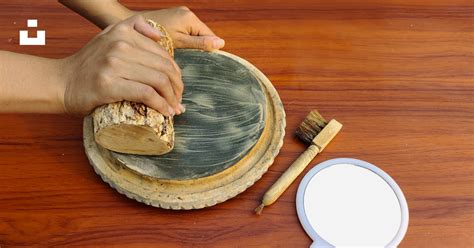 나무 쟁반 위에 붓을 들고 있는 사람의 손 사진 Unsplash의 무료 전통적 이미지