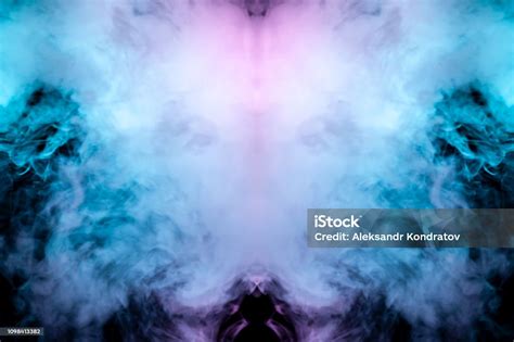 분홍색의 배경 녹색과 흰색 물결 연기 귀신의 머리의 모양 또는 검은색 신비로운 외모의 남자에 접지 절연 밝은 추상 패턴 Vape에서 증기의 검은색에 대한 스톡 사진 및 기타