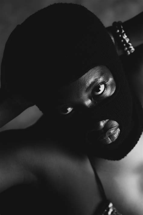 그레이스케일 맨발 블랙 앤 화이트 섹시한 수직 쐈어 앉아 있는 여성 유혹하는 인식 할 수없는 줄무늬가 있는