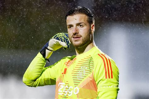 Fix Bvb Verpflichtet Keeper Ramaj Und Verleiht Ihn Direkt Weiter