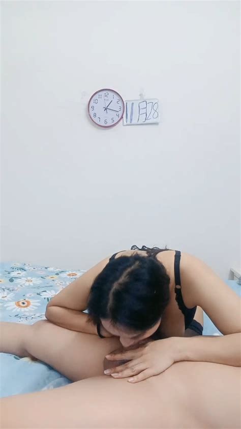 家庭内魅力的な黒絹人妻が自宅で弟とオオカミ友達を誘惑フェラチオ足コキ魅力的でコケティッシュ情熱的な上司がおっぱいで遊んでよく見え