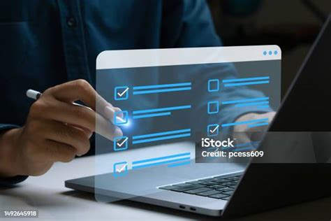 설문 조사 양식 개념입니다 노트북을 사용하는 사업가는 온라인 체크리스트 설문 조사 확인란이 있는 설문지 온라인 설문 조사 양식 채우기 및 답변 질문 테스트를 수행합니다 고객