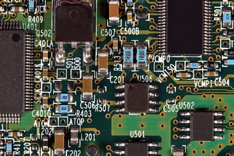 컴퓨터 마더보드 닫기 전자 부품이 있는 회로 기판의 매크로 샷 오래된 컴퓨터 하드웨어 기술 프로세서 정보 공학 0명에 대한 스톡