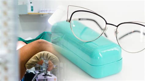 Gynekolog Hade Dold Kamera I Sina Glasögon Filmade Kvinnor Under Sex