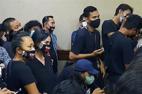 Jerinx Divonis 1 Tahun Penjara, Nora Alexandra Tertunduk Lesu