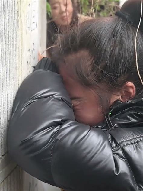 1314天，杨妞花带着人贩子余华英的死刑判决结果，来到坟前吿慰已故父母（记者：刘续、刘勤兵、陈嫱、周宣妮） Youtube