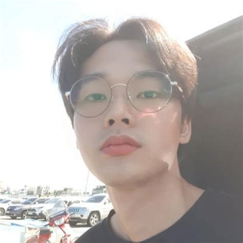 이수영 Lis Y • Threads Say More