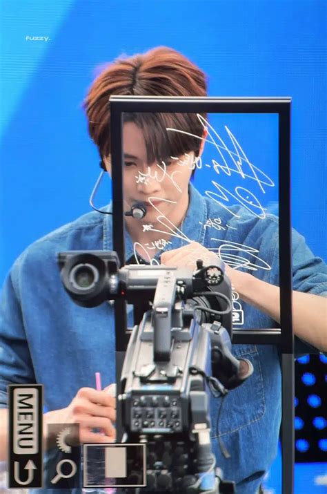 초집중해서 싸인 하는 성찬 ㅋㅋㅋㅋㅋ 팬플러스 커뮤니티