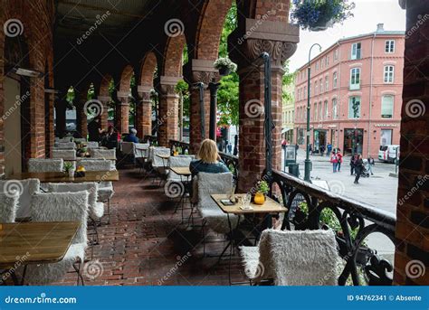 Dronningens gate, Oslo editorial photo. Image of lively - 94762341