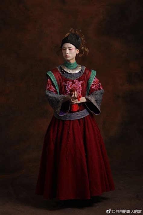 杨丽萍作品《平潭印象》乐师定妆照系列。导演：杨丽萍杨丽萍 服装设计：崔晓东舞院韩门 造型设计：贾雷 摄影：摄影师贾云龙 花瓣网