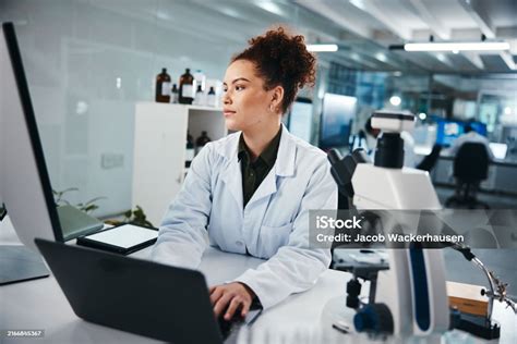 개발 혁신 또는 연구를 위한 실험실에서 여성과 함께 집중력 노트북 및 과학 컴퓨터 제약 및 타이핑과 함께 획기적인 발견을 위해 노력하는 진지한 과학자 20 24세에 대한