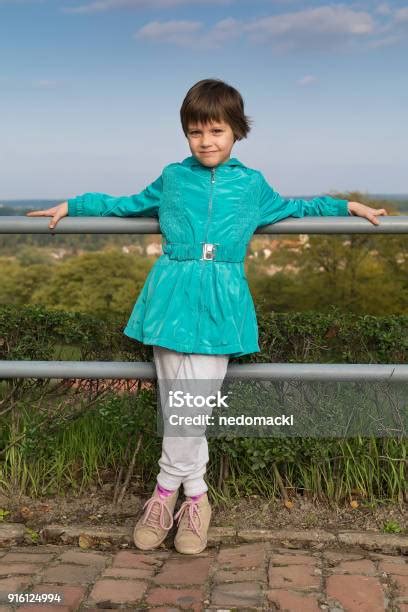 Gadis Itu Berpose Di Benteng Petrovaradin Foto Stok Unduh Gambar