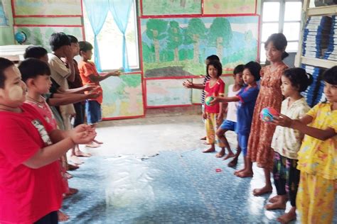 ကရသူရိမြို့၊ ကလေးစာဖတ်ခန်း၌ ကျောင်းသားသူ ကလေးများ ဘောလုံးပစ်ဖမ်းကစားခ