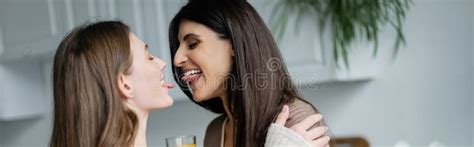 Pareja Joven Lesbiana Sacando Lenguas Imagen De Archivo Imagen De