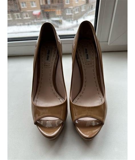 Miu Miu Бежевые кожаные туфли для женщин купить онлайн с доставкой