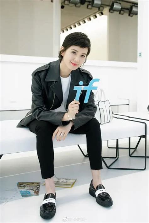 刘诗诗时尚美照肤白貌美笑容甜美坐姿霸气，网友：剪短发脸更小了 花瓣网