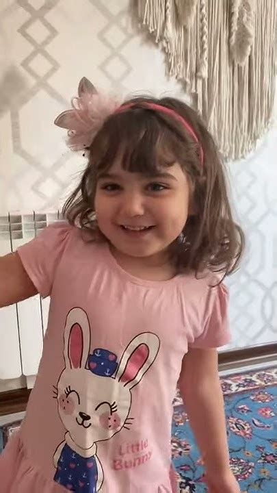 گندم خانم رفته باغ وحش داره برای بابا بیزاد تعریف می کنه 🥰😜 کلیپ جدید