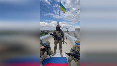 Захисники в Балаклії встановили Державний прапор України відео