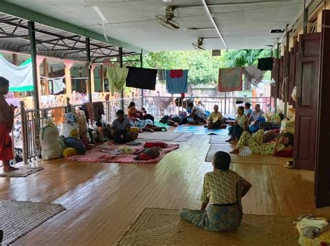 ဝက်လက်တွင် စစ်ကြောင်းသုံးကြောင်းဖြင့် စစ်ကြောင်းထိုးနေ၍ ဒေသခံ သောင်းန