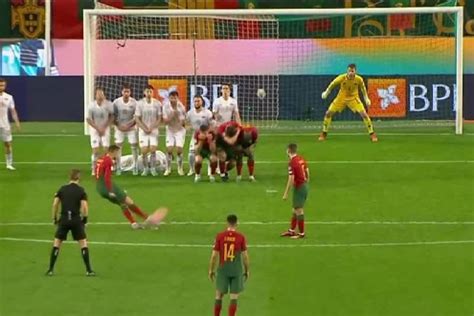 Messi Tirando Un Tiro Libre