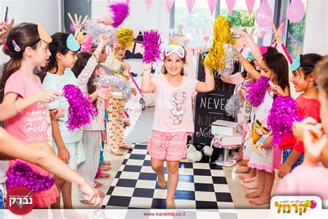 בנות חוגגות בסטייל ימי הולדת לבנות מסיבת פיגמות