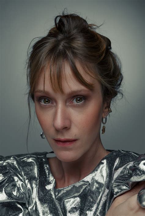 Destaque Em Duas Séries Caroline Abras Diz Viver Sua Primeira Relação
