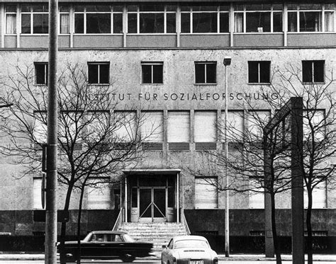 Kritisch Denken Philipp Lenhard Erzählt Die Geschichte Der Frankfurter Schule