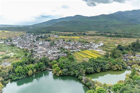 경치 계절 고요한 골짜기 구름 낀 하늘 나뭇잎 녹지 농업 농지 농촌 지역 높은 경치 드론 촬영 마을 목가적인 무성한 산 산맥 생태계 서식지