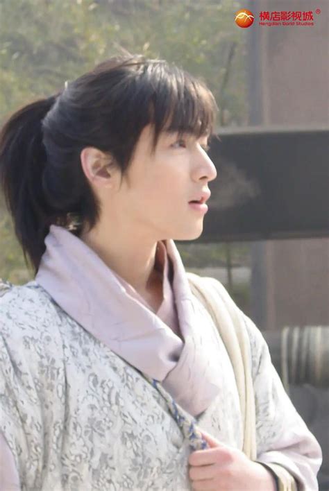 胡歌《仙剑》时期花絮照曝光 青春帅气不愧是白月光李逍遥新浪图片